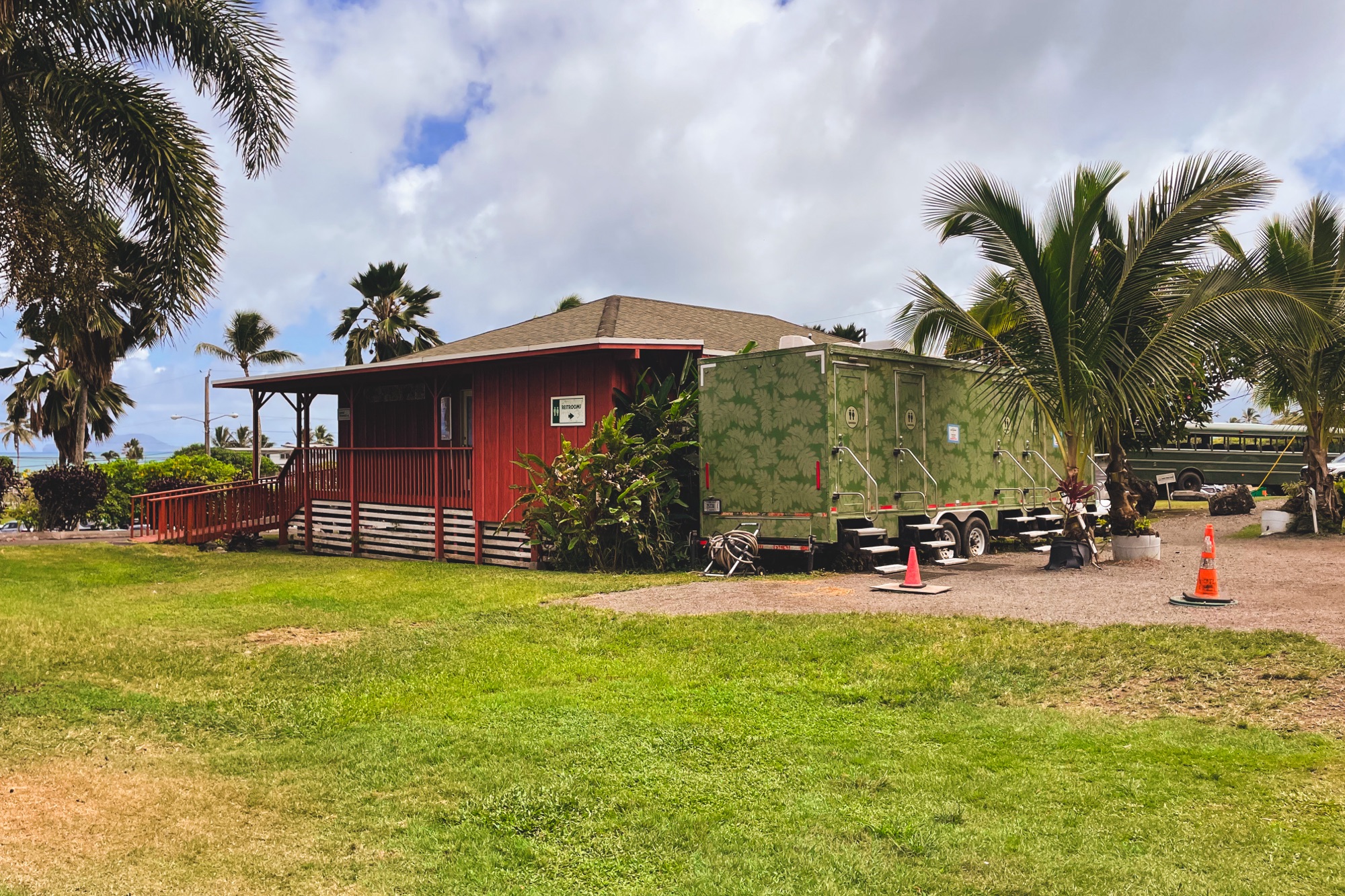 Where to Find Macadamia Nuts in Oahu: The Macadamia Nut Outlet at ...